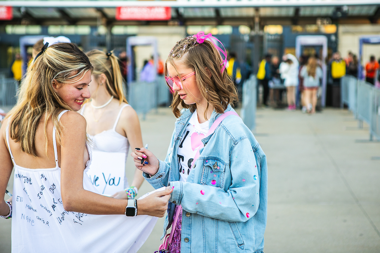 Photos: All of the Beautiful Fans (and Outfits!) We Saw at the Eras ...